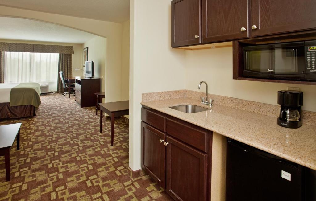 HOLIDAY INN EXPRESS & SUITES FOR SALE (KANMO-RF6117) - Southeast ...